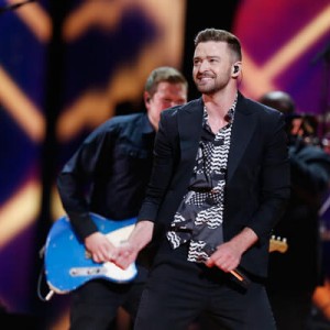 Drake Performs “One Dance” & “Hype” on ‘SNL’ | HWING