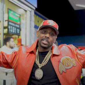 Fabolous Receives Roc-A-Fella Chain For 40th Birthday | HWING